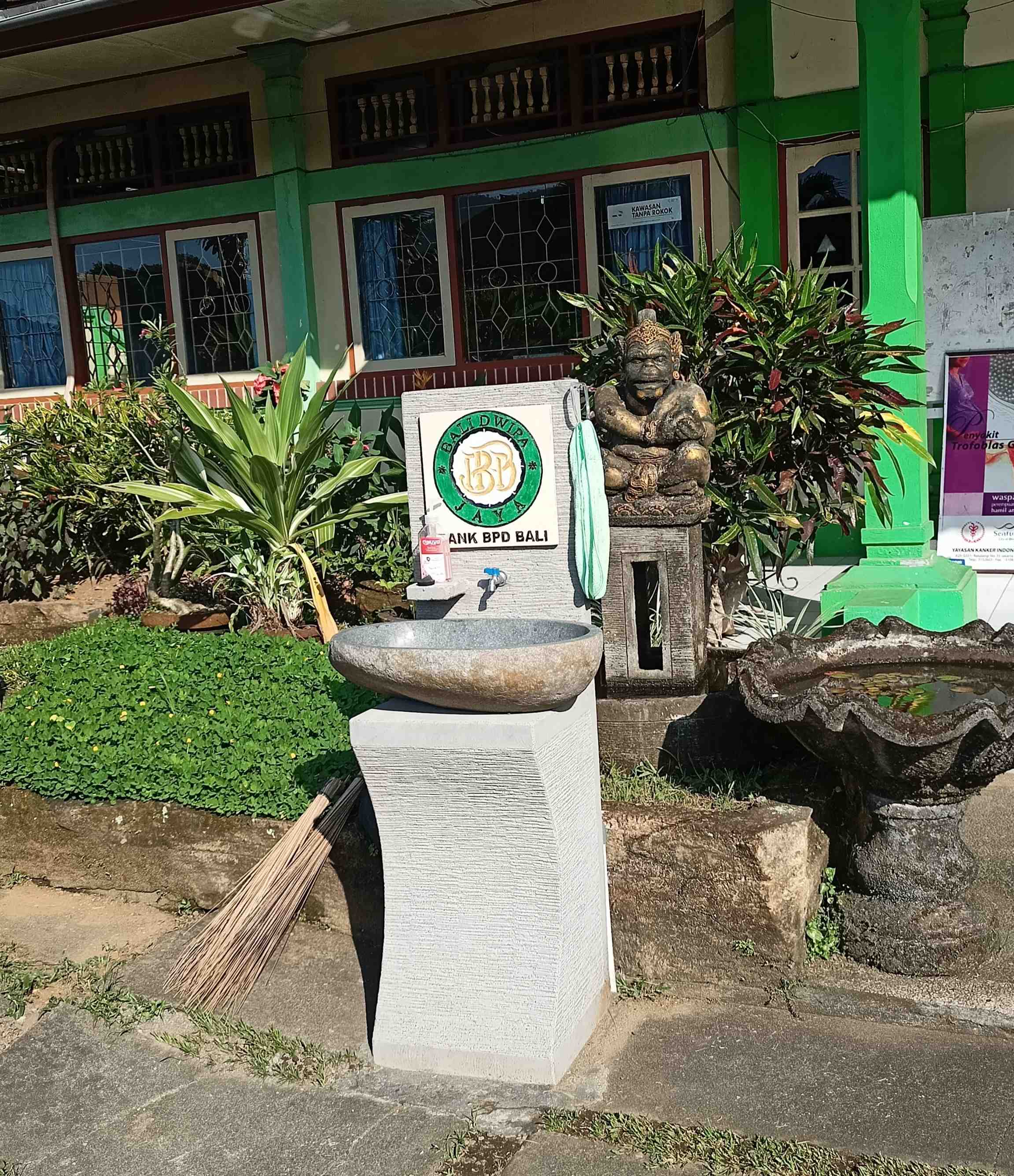 SMA Negeri 1 Sidemen mendapat bantuan berupa dua buah tempat mencuci ...